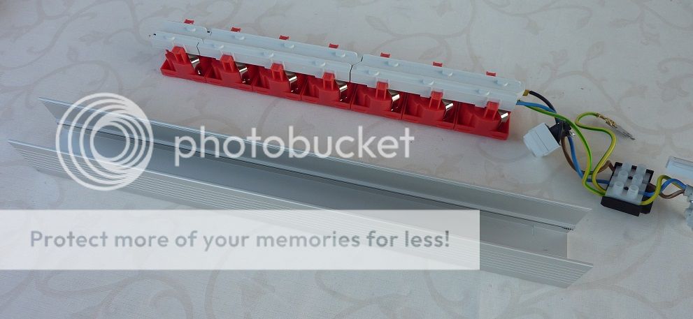 Teardown: Why most german power strips are 45° - Page 1